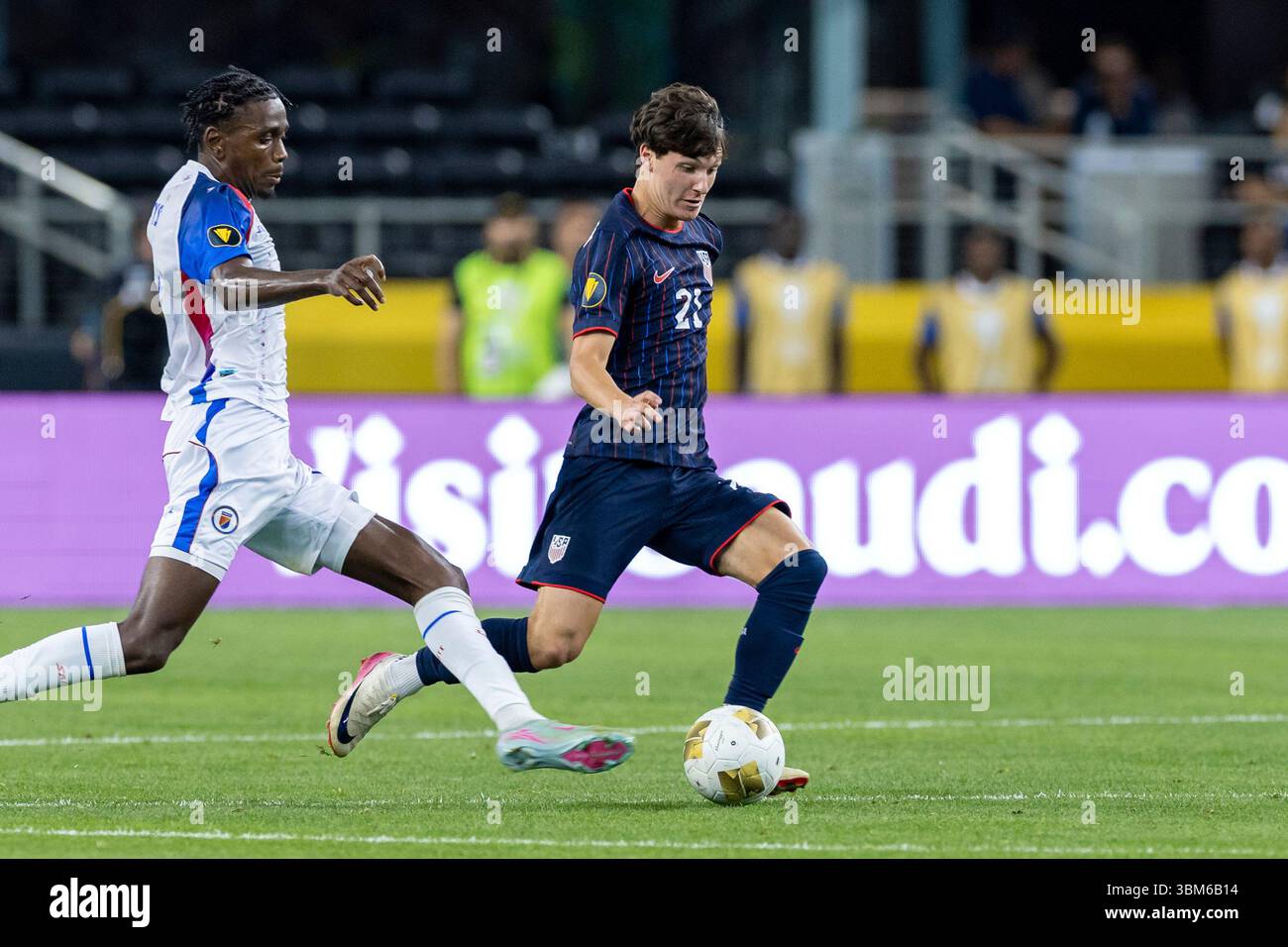 ARLINGTON, TX - JUNE 22: USA midfielder Paxten Aaronson (#21) dribbles ...