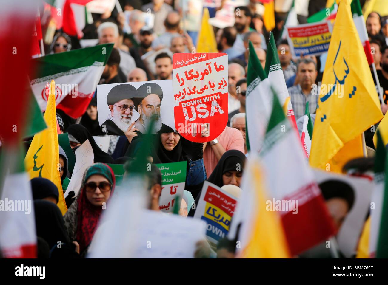 (250625) -- TEHRAN, June 25, 2025 (Xinhua) -- People celebrate the ...