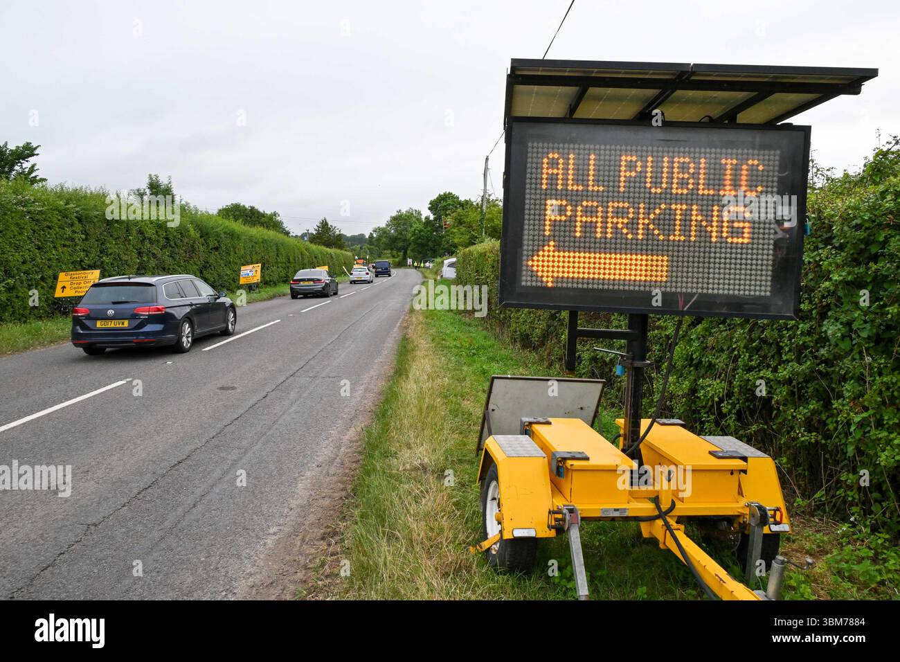 Long queue cars glastonbury festival hi-res stock photography and ...