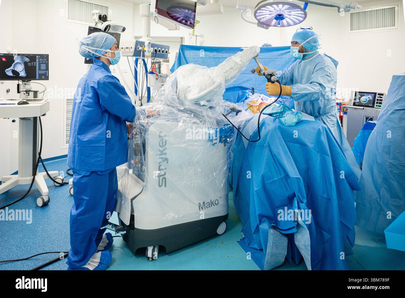 Placement of a hip prosthesis with robotic assistance at Lyon Sud ...