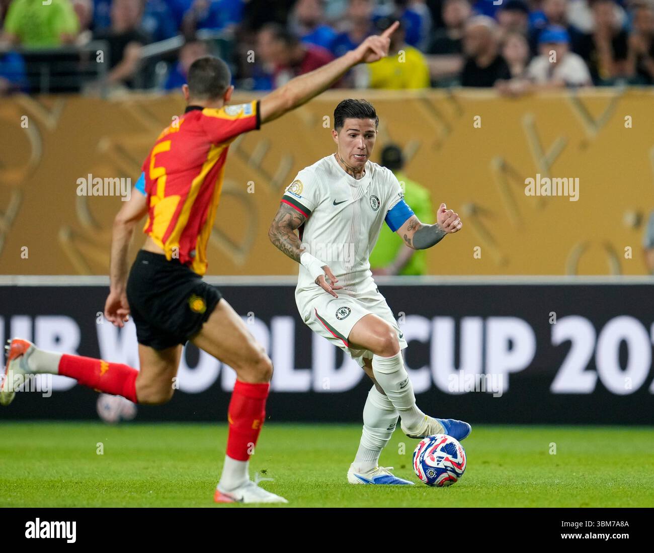 Enzo Fernandez (Chelsea FC, #8) am Ball USA, Esperance de Tunisie vs ...