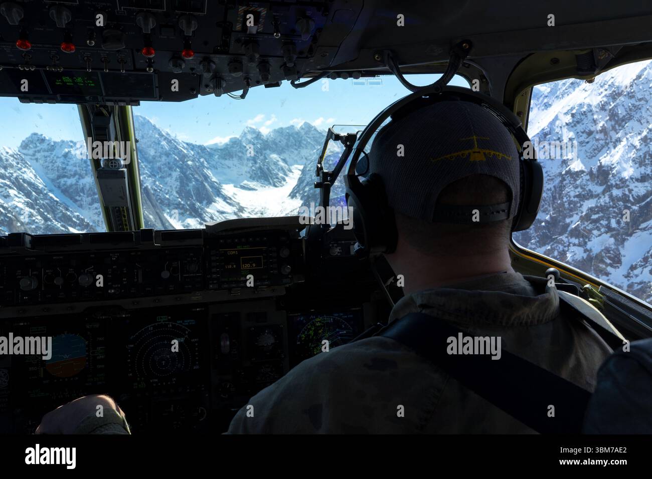 An Alaska Air National Guard C-17A Globemaster III aircraft practices ...