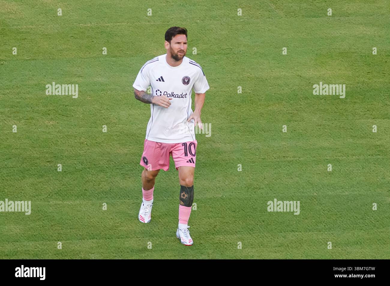 MIAMI GARDENS, FLORIDA - JUNE 14: Lionel Messi of Inter Miami warming ...