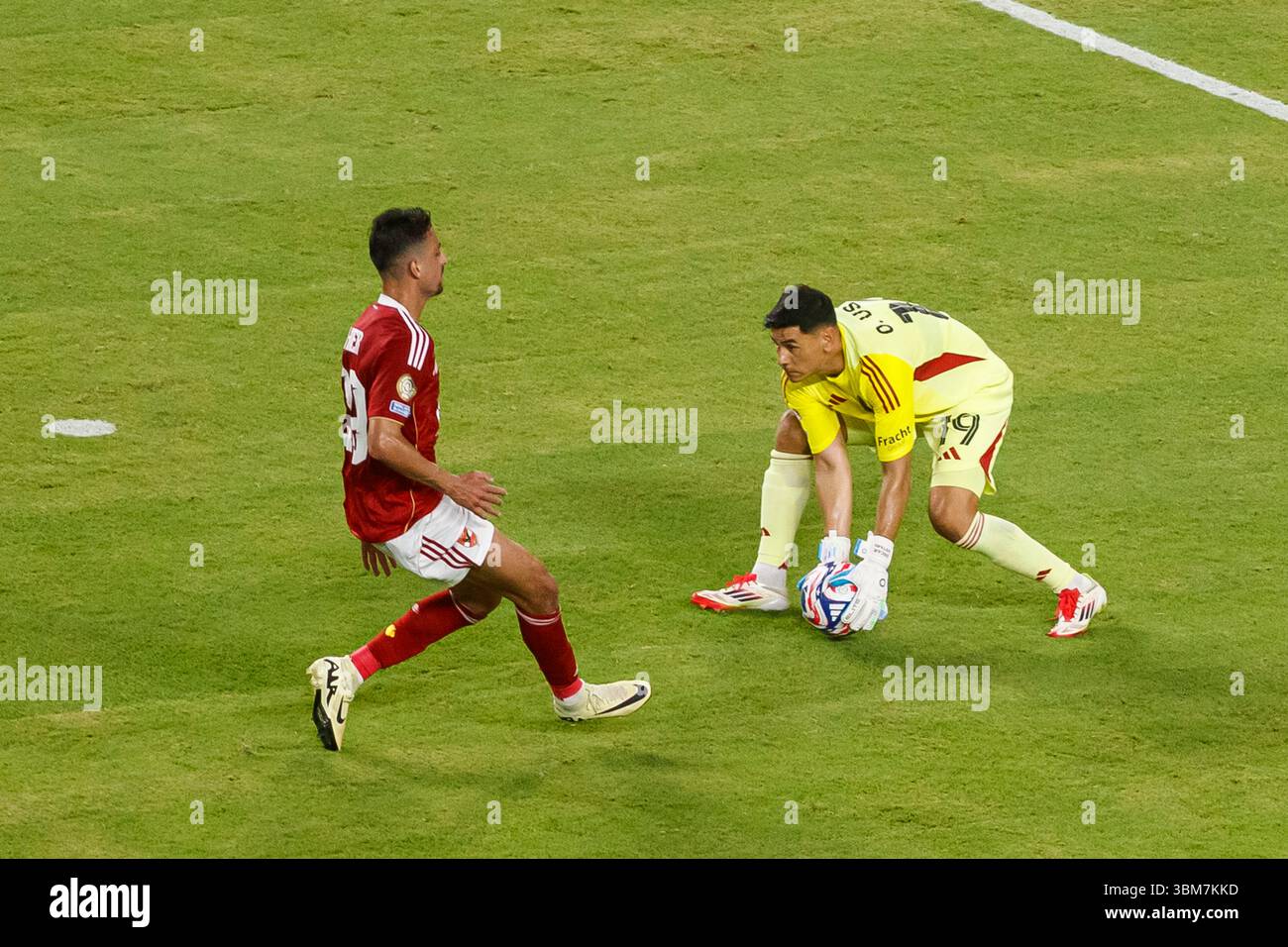 MIAMI GARDENS, FLORIDA - JUNE 14: Goalkeeper Oscar Ustari of Inter ...