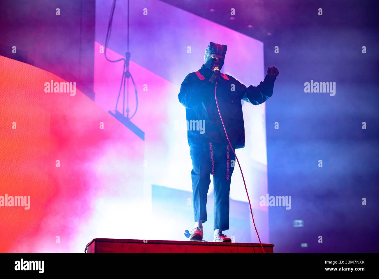 Twenty One Pilots - The Clancy World Tour - Tyler Joseph live in der ...