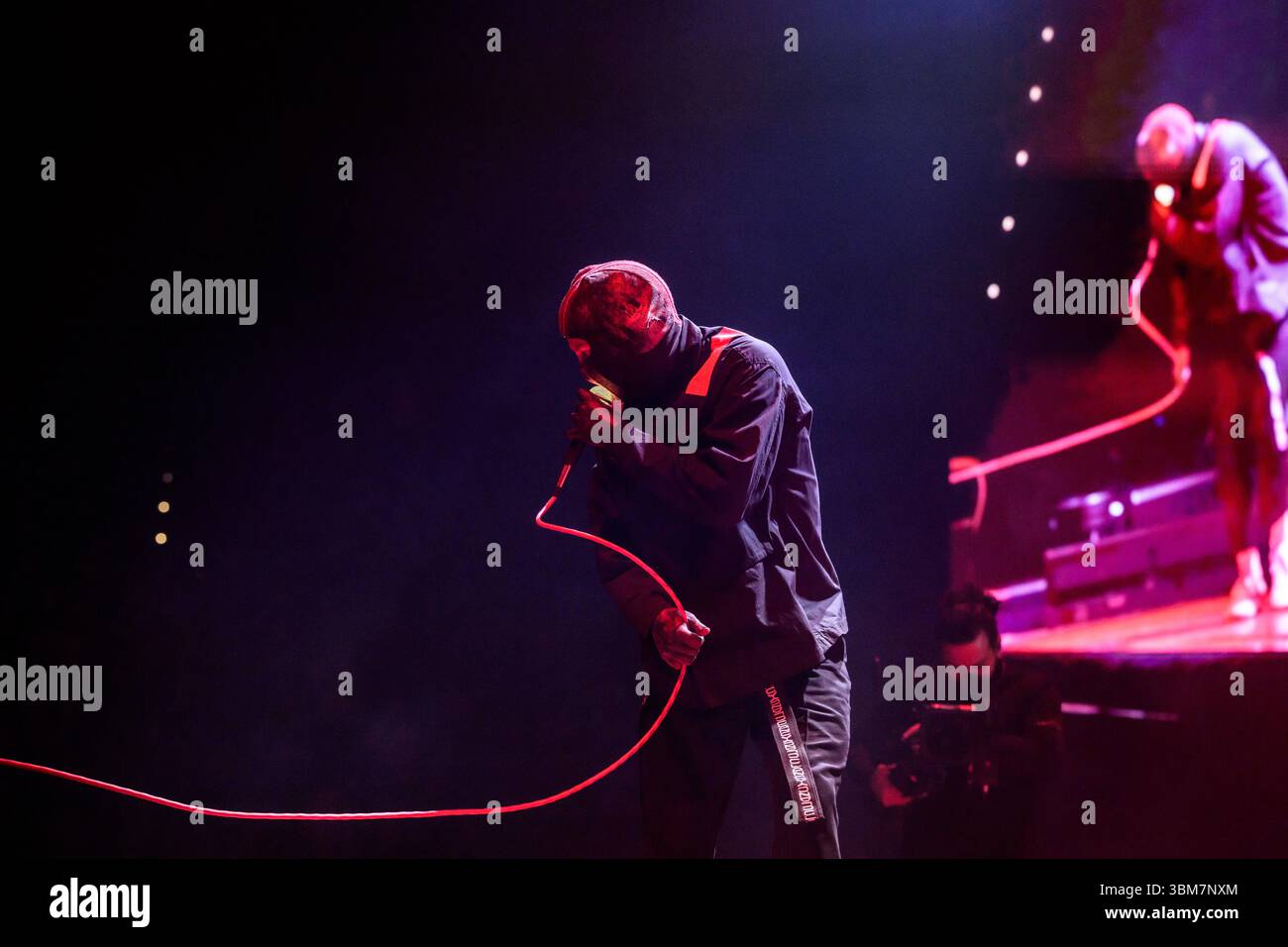 Twenty One Pilots - The Clancy World Tour - Tyler Joseph live in der ...