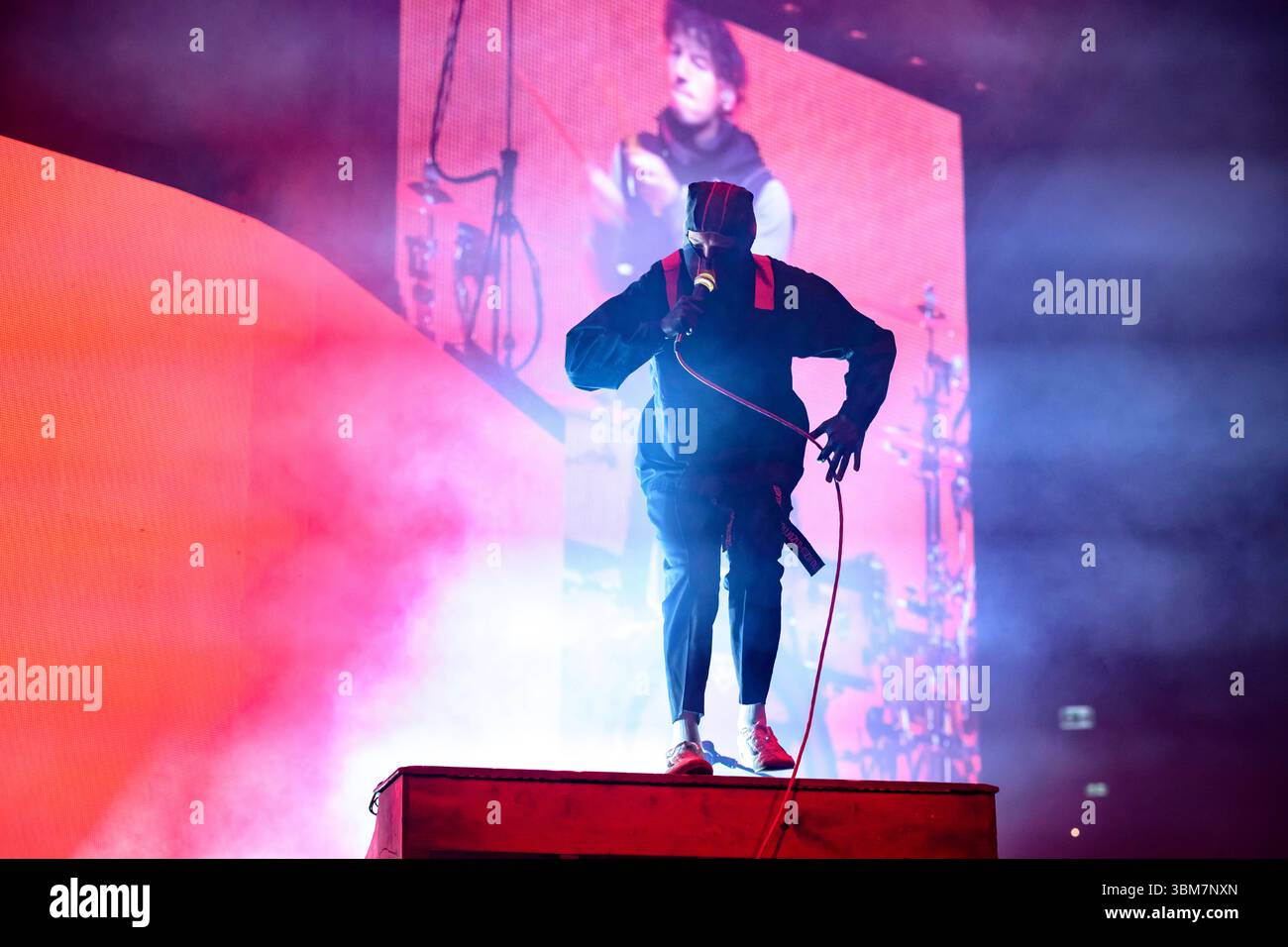 Twenty One Pilots - The Clancy World Tour - Tyler Joseph live in der ...