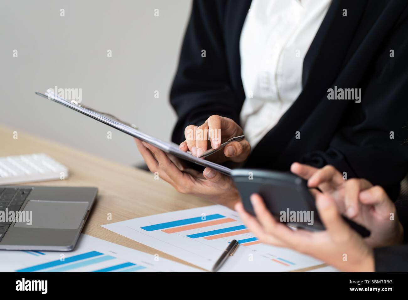 Data analysis reporting tablets hi-res stock photography and images - Alamy