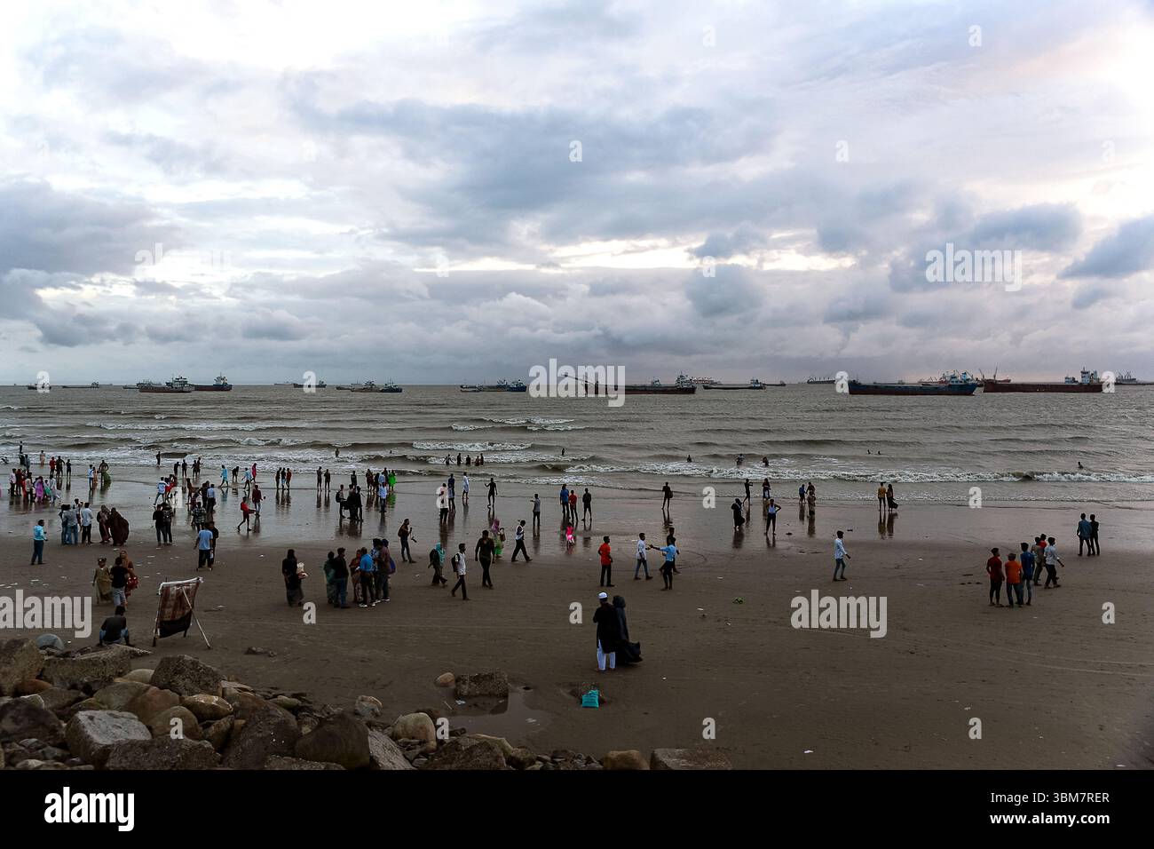 Groups of people on the beach hi-res stock photography and images - Alamy