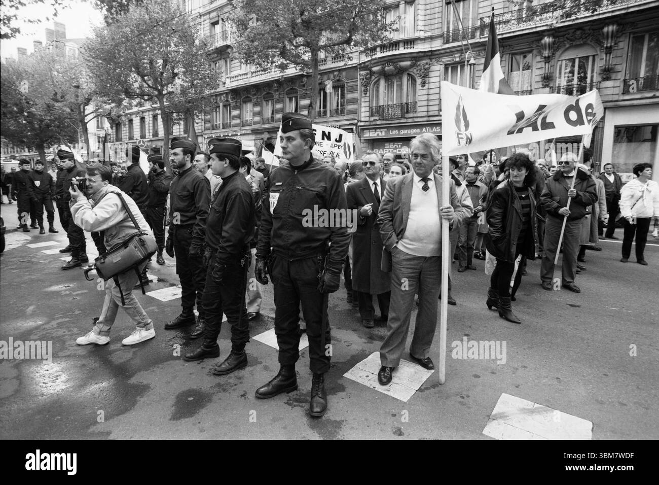 Riot police faces Jews activists from Bethar while far-right activists ...