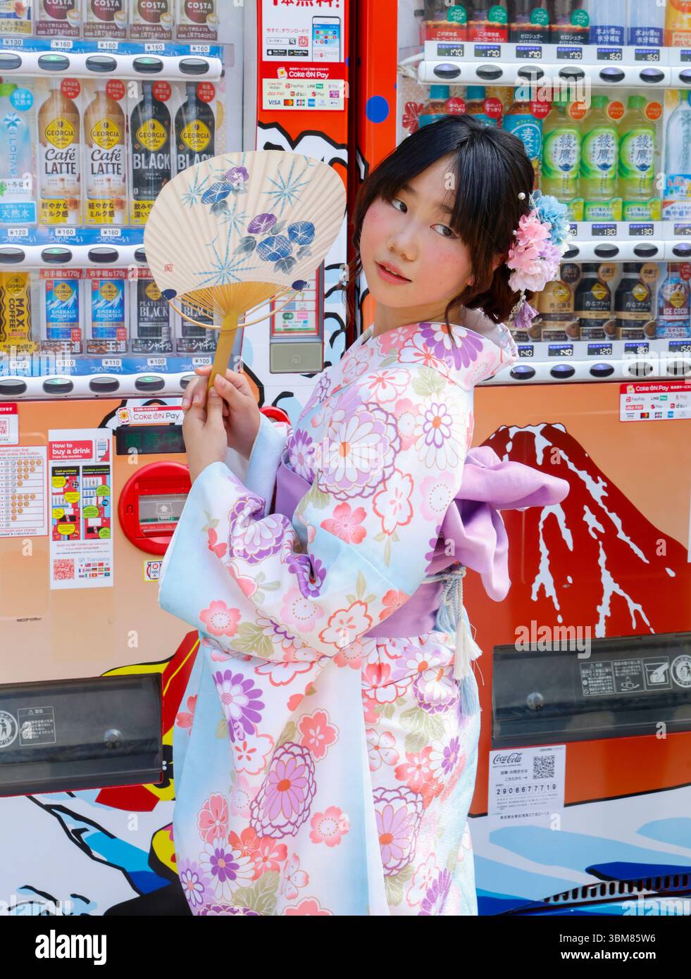 PHOTO SESSION AT A VENDING MACHINE Stock Photo - Alamy