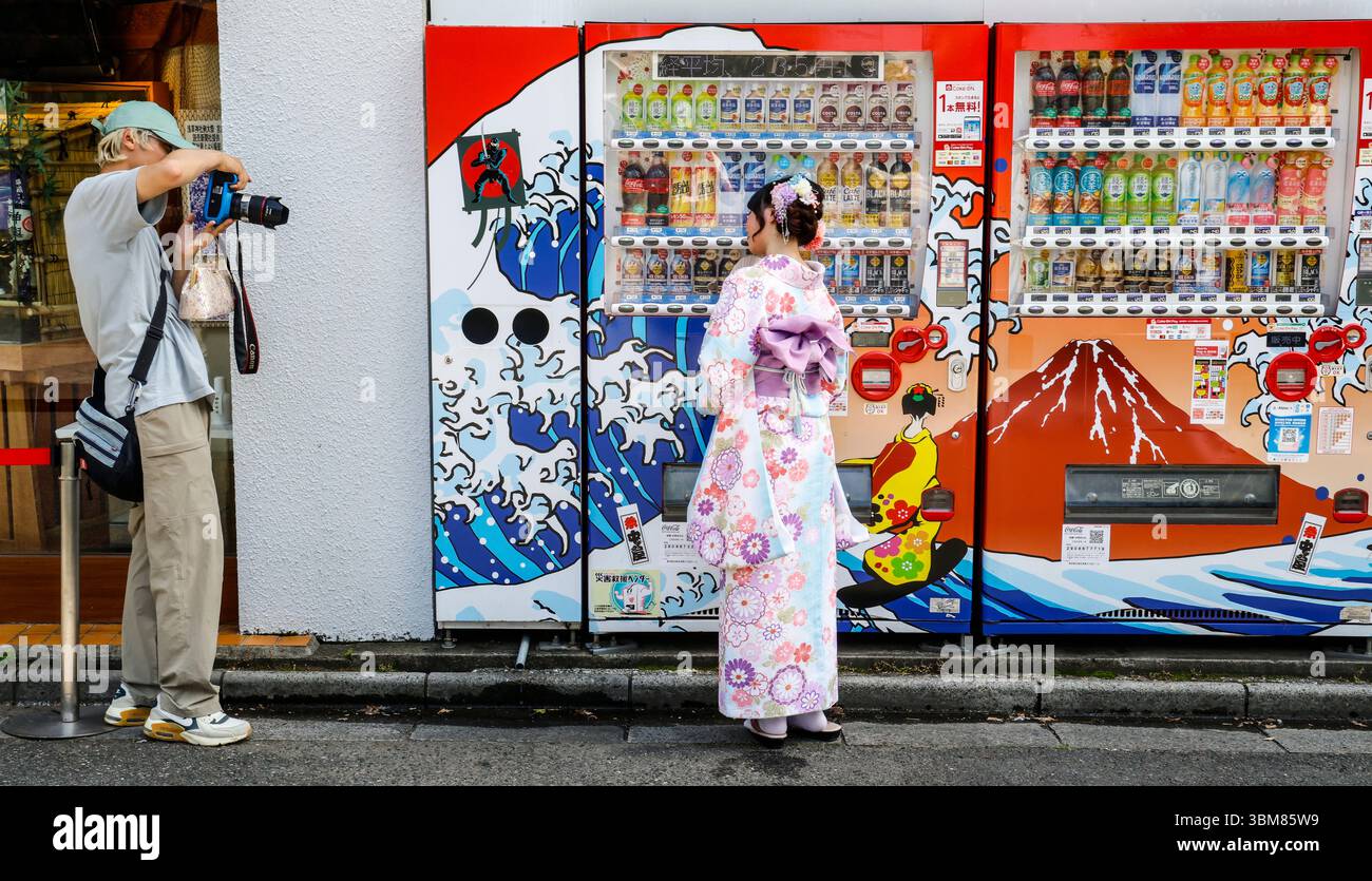 PHOTO SESSION AT A VENDING MACHINE Stock Photo - Alamy