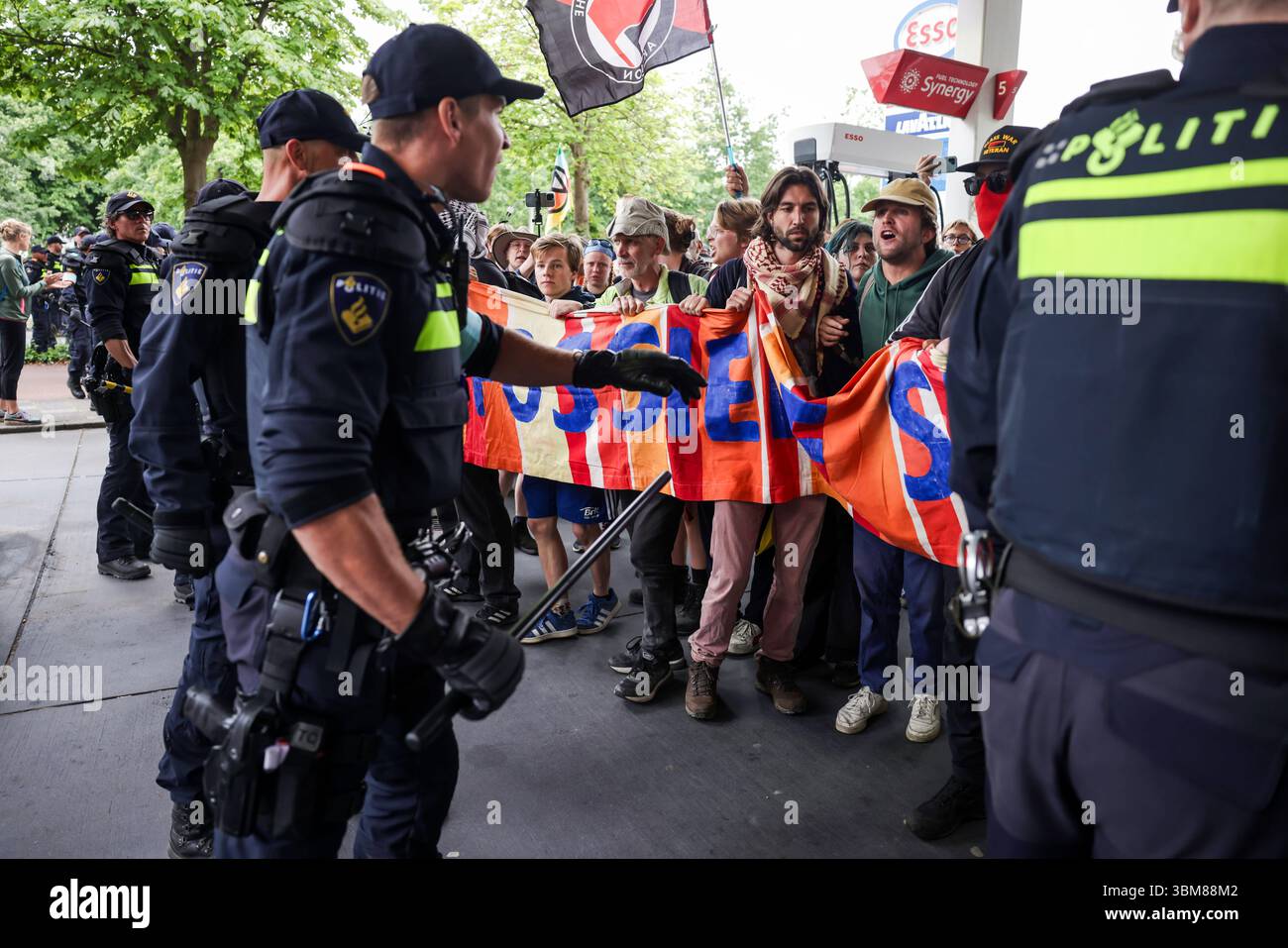 DEN HAAG - Demonstrators from Extinction Rebellion (XR) protest during ...