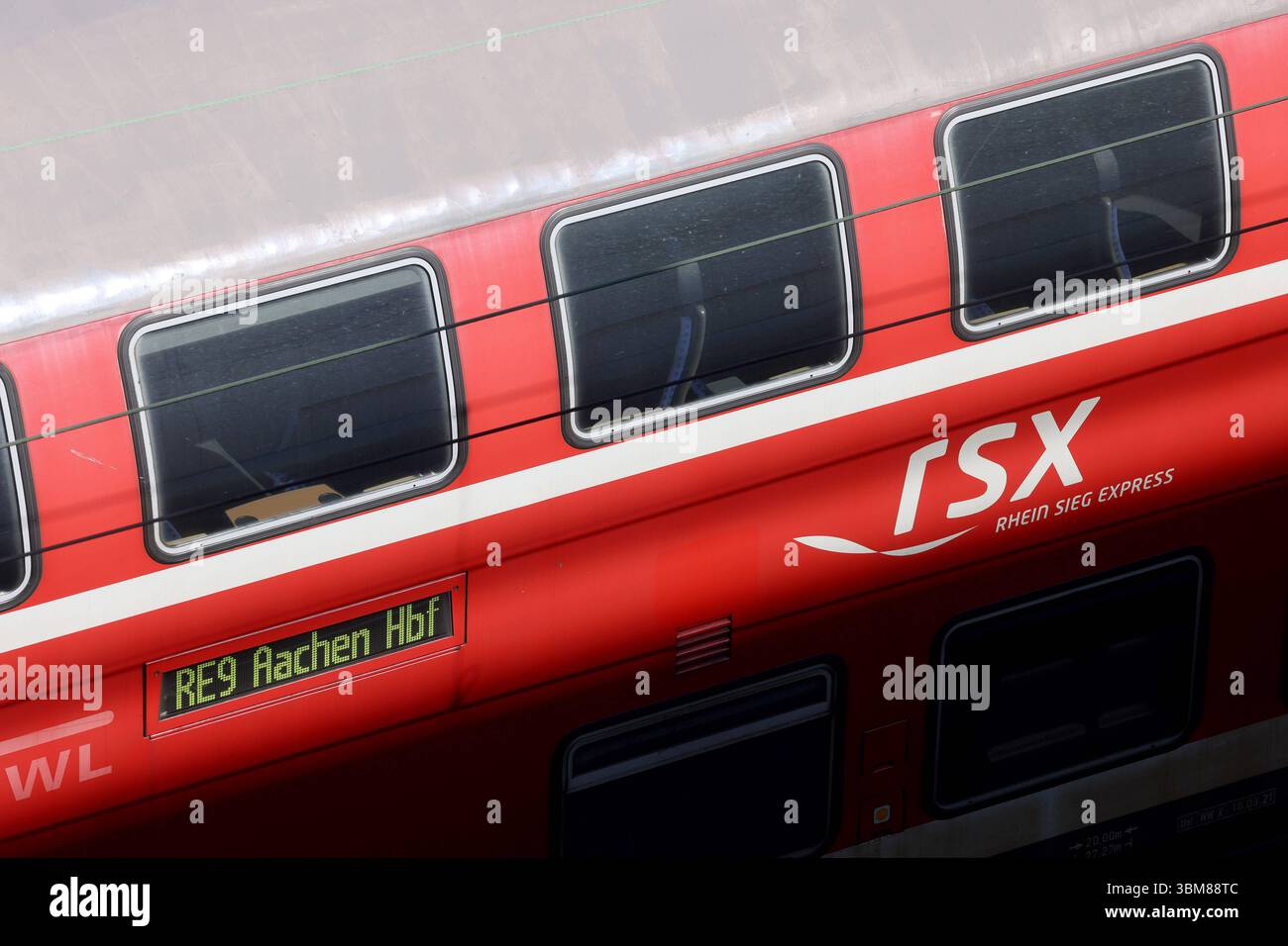 Ein Zug der DB, RSX, Rhein Sieg Express, RE9, steht im Hauptbahnhof in ...