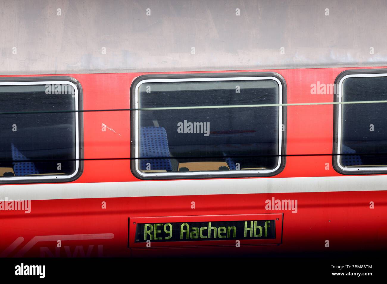 Ein Zug der DB, RSX, Rhein Sieg Express, RE9, steht im Hauptbahnhof in ...