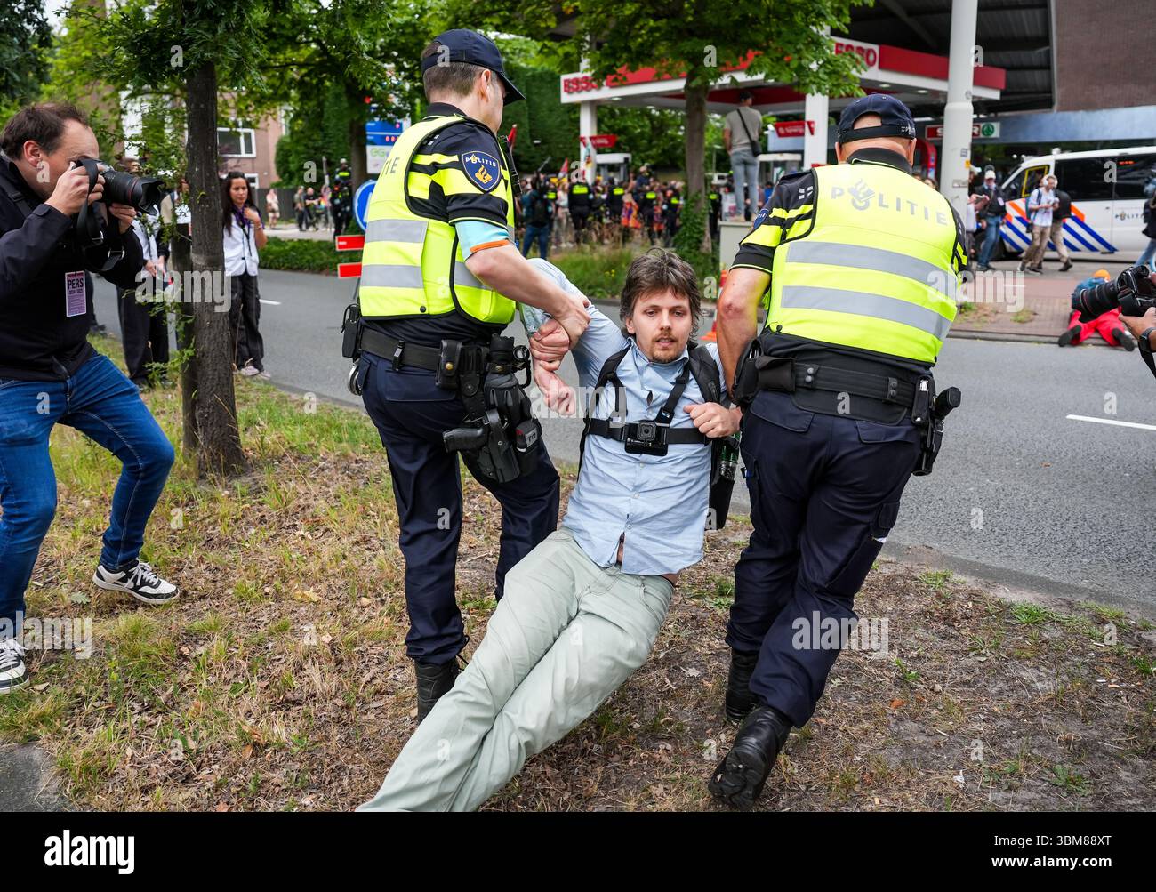 DEN HAAG - Demonstrators from Extinction Rebellion (XR) protest during ...