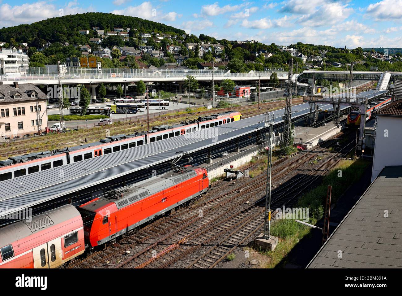Ein Zug der DB, RSX, Rhein Sieg Express, RE9 und ein Zug der HLB ...