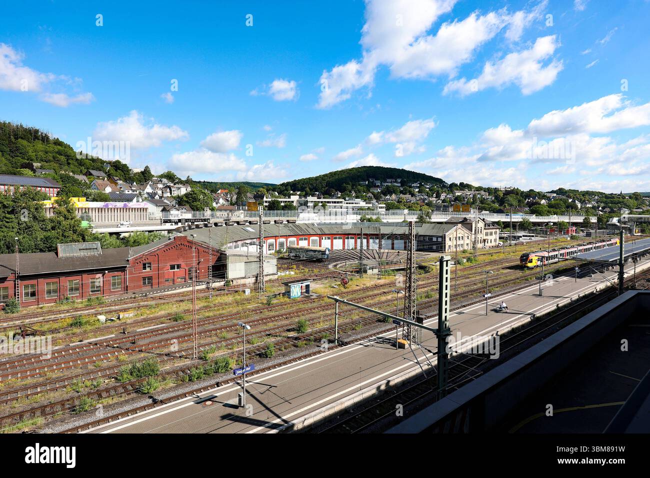 Blick zum Alten Lokschuppen am Siegener Hbf. Alter Lokschuppen am 25.06.2025 in Siegen ...