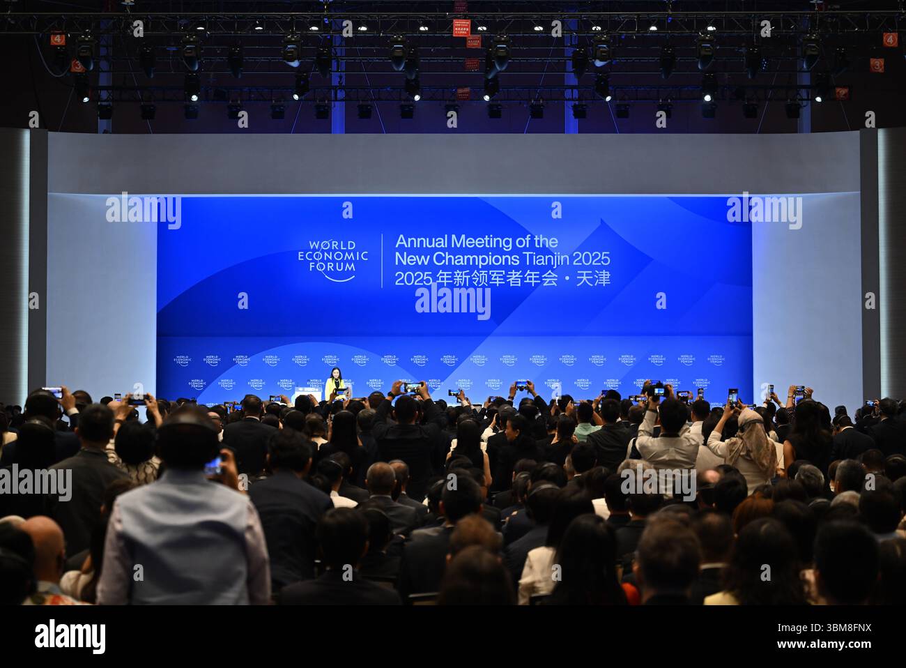 (250625) -- TIANJIN, June 25, 2025 (Xinhua) -- This photo shows the opening plenary of the ...