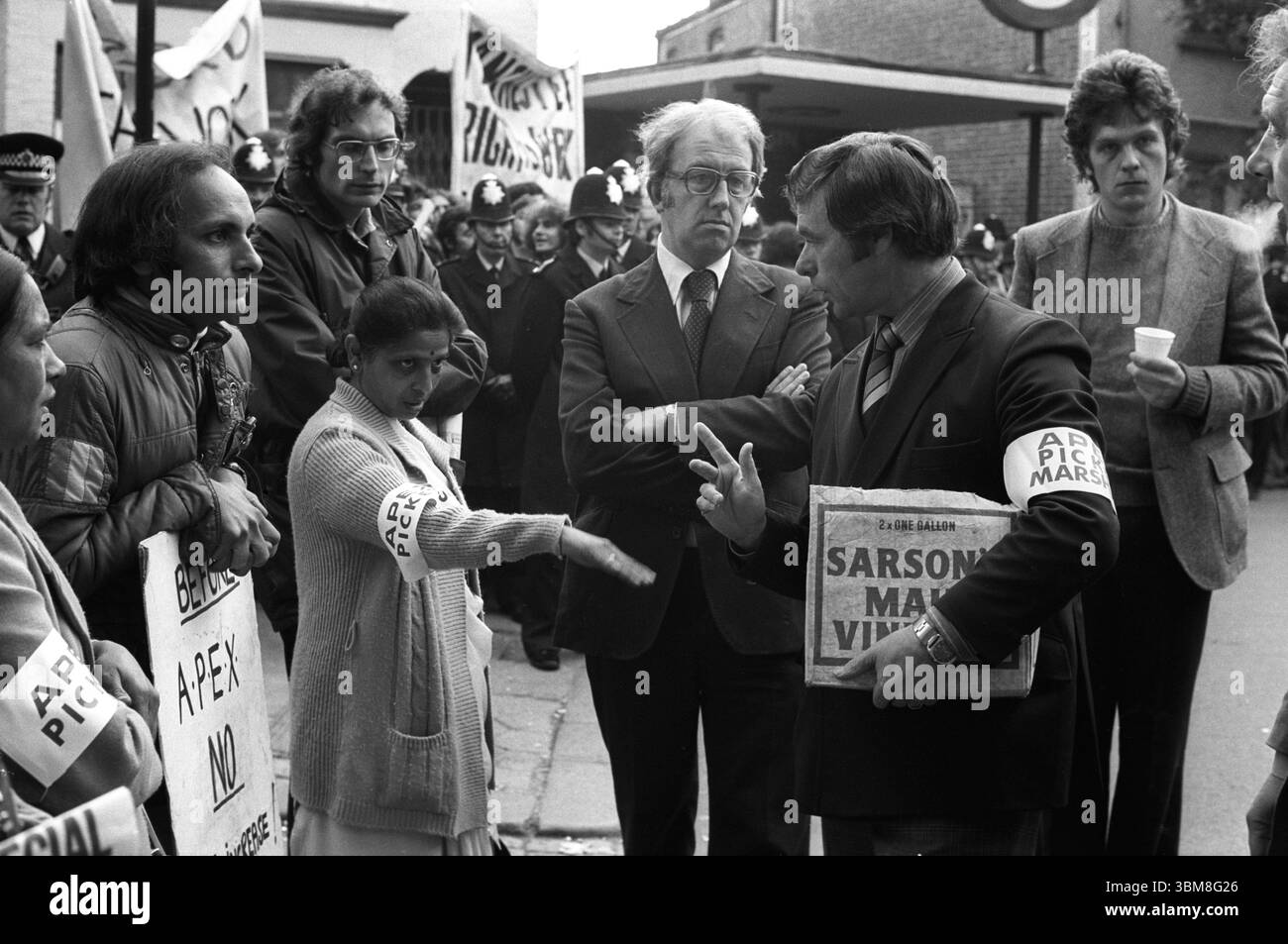 1970 strike uk workers hi-res stock photography and images - Alamy