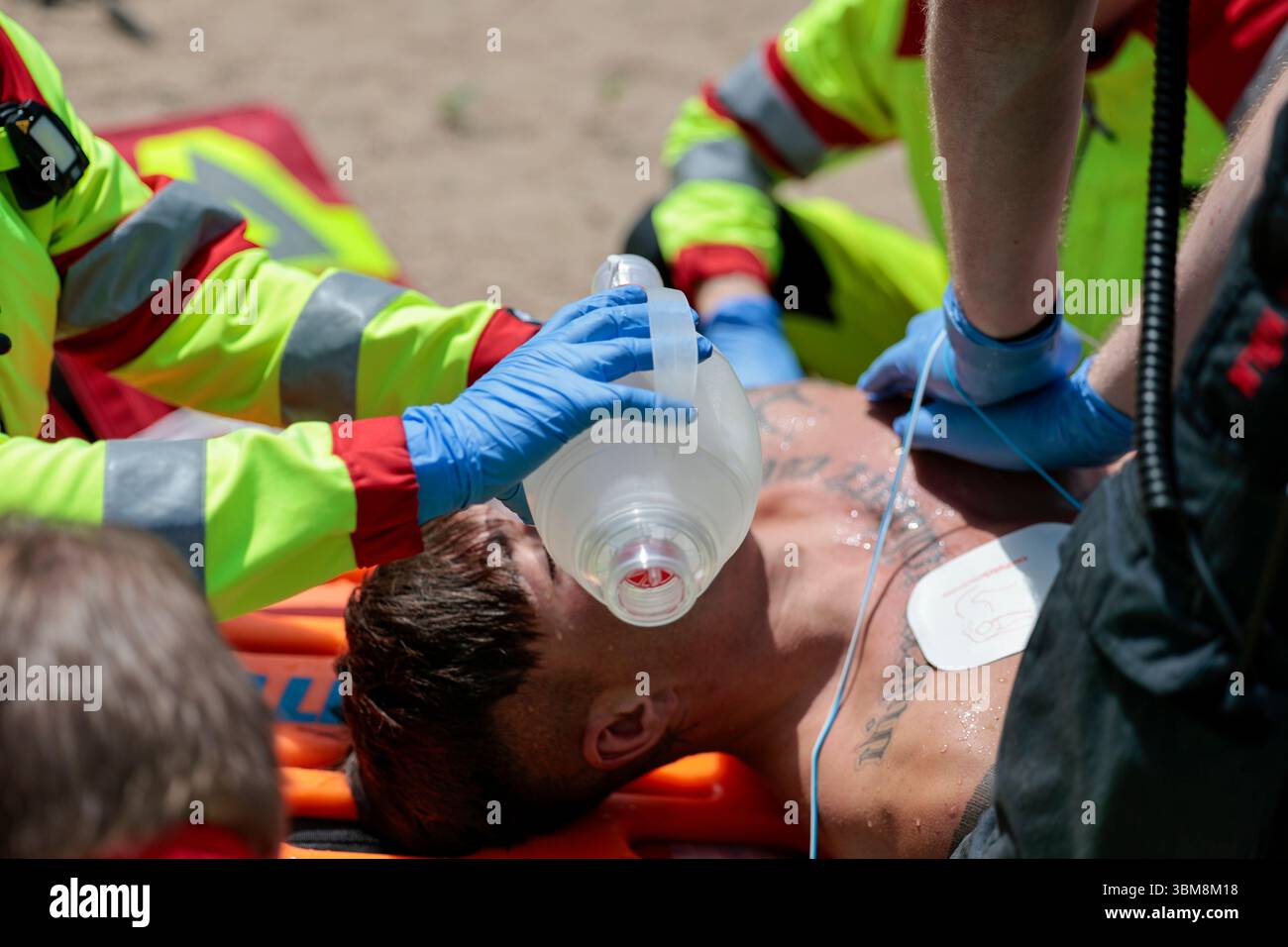 Cologne, Germany. 25th June, 2025. Emergency services from the Cologne ...