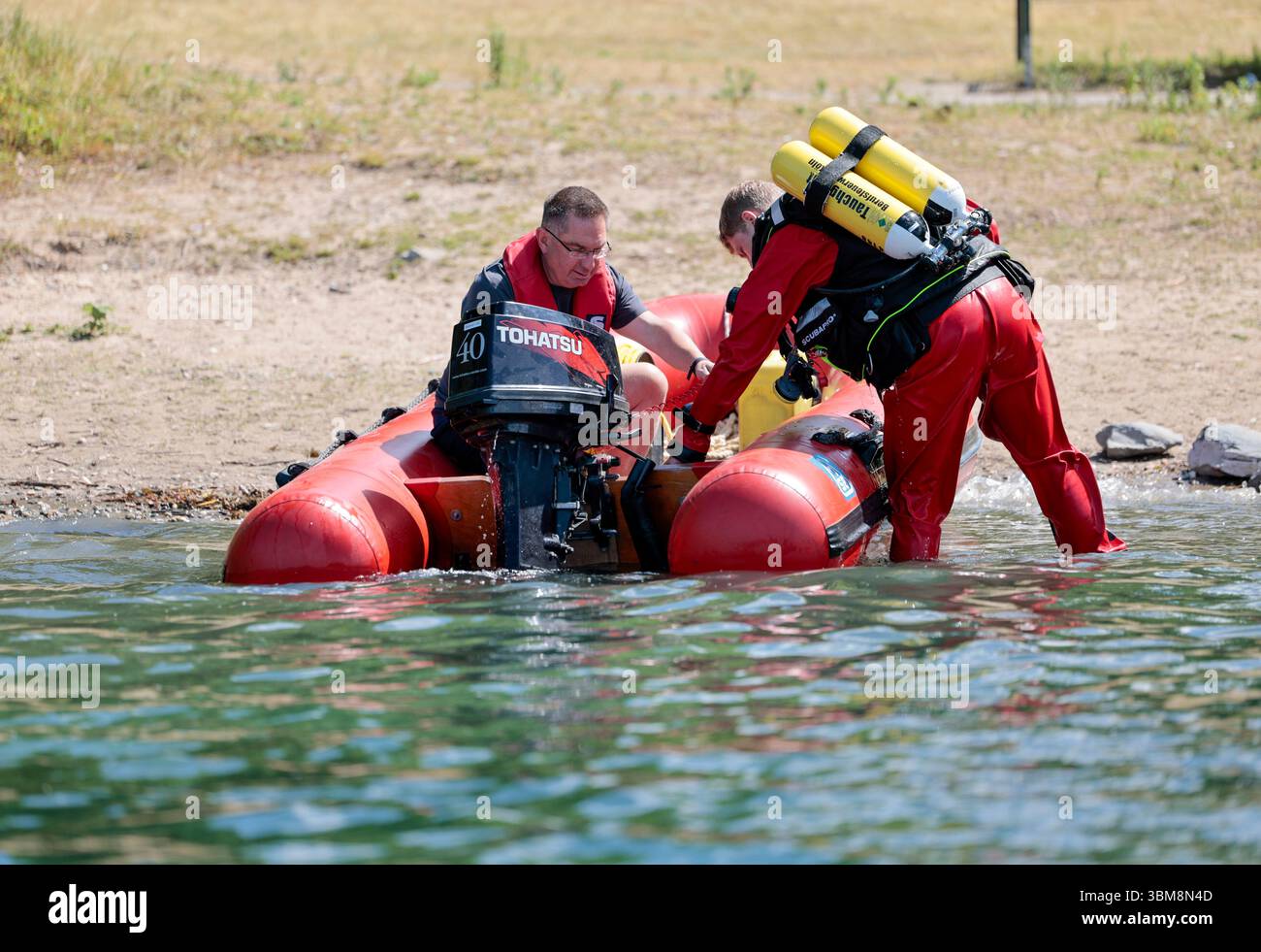 Cologne, Germany. 25th June, 2025. Emergency services from the Cologne ...