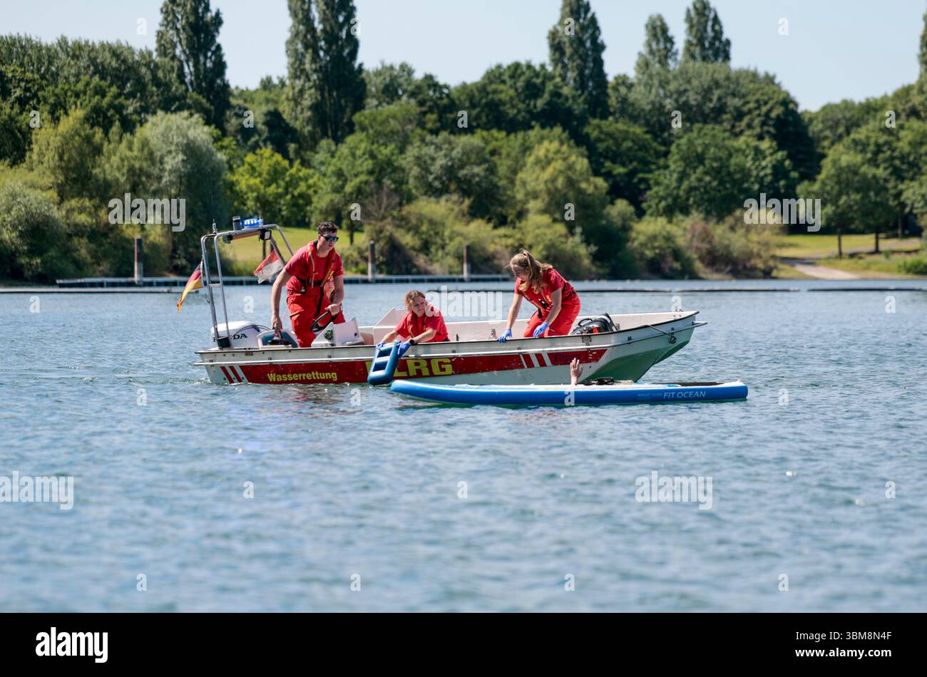Cologne, Germany. 25th June, 2025. Emergency services from the Cologne ...