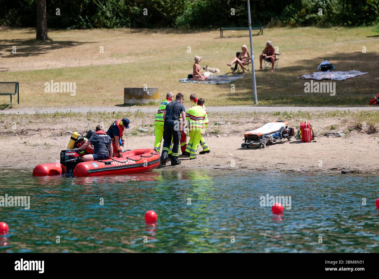 25 June 2025, North Rhine-Westphalia, Cologne: Emergency services from ...