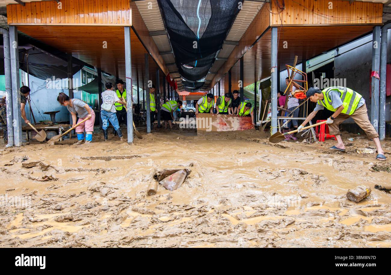 People are conducting silt removal operations in Xiajiang Town ...