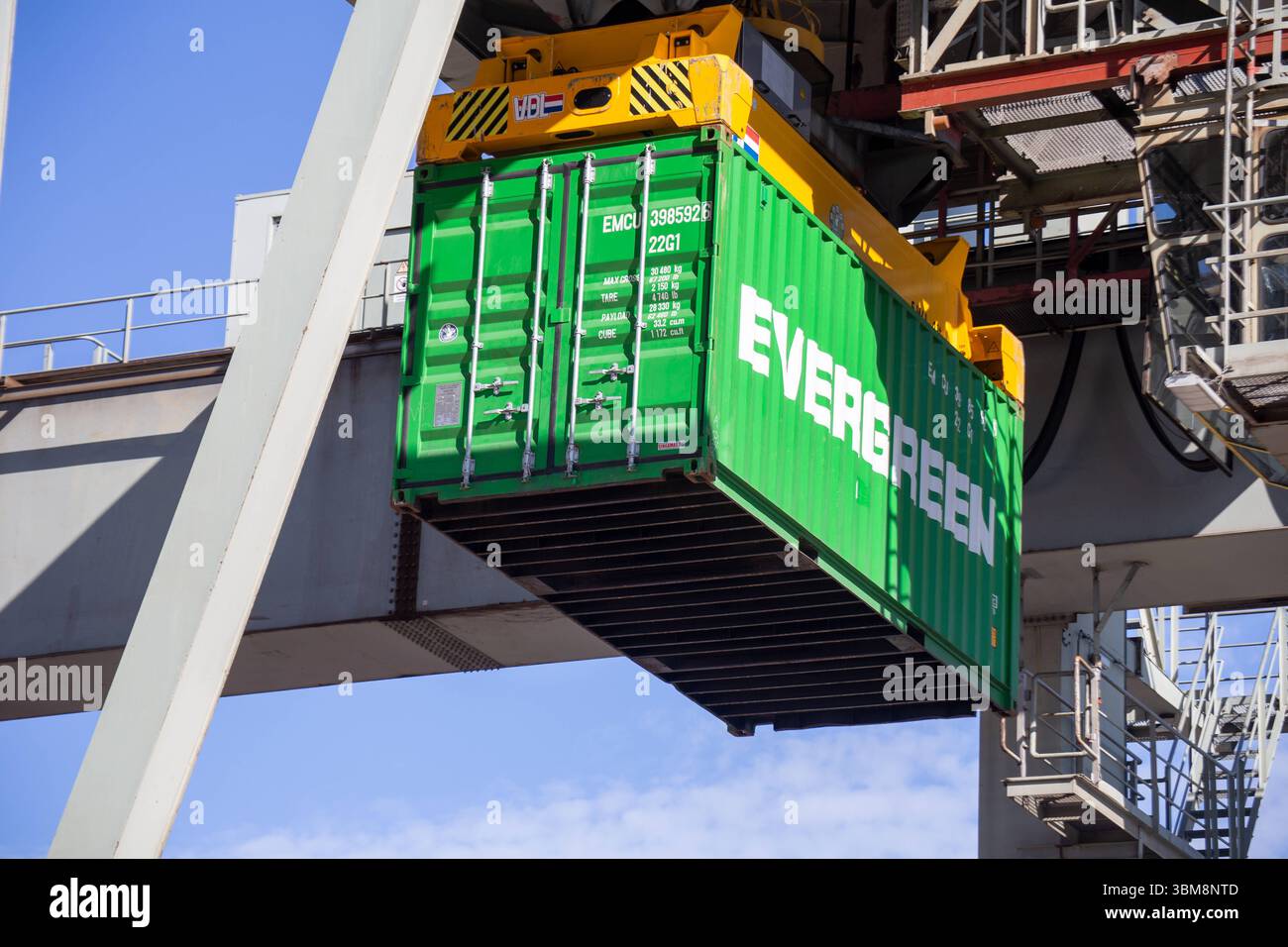 Mannheim: Im Hafen wird ein Container der Containerschiff-Reederei ...