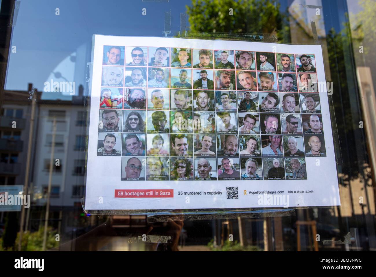Synagoge Mannheim: Aushang mit Bildern von 58 noch immer gefangenen ...