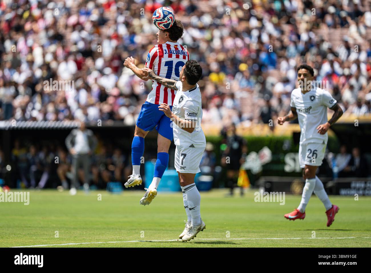 Atlético Madrid forward Julián Álvarez (19) wins a header against ...