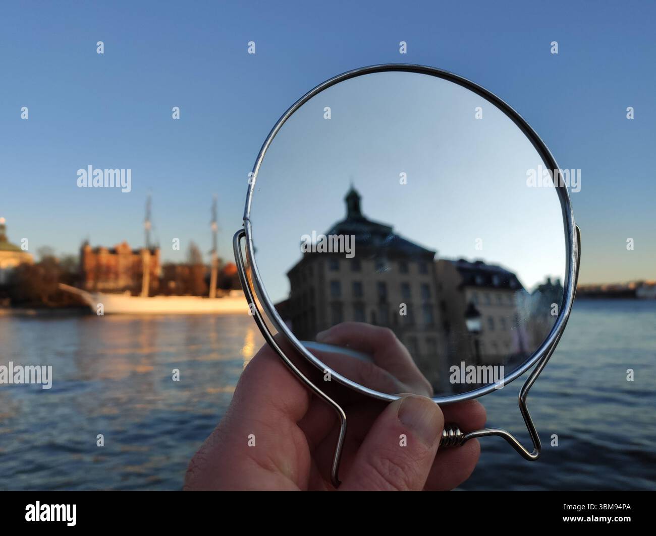 Hand holding round mirror hi-res stock photography and images - Alamy