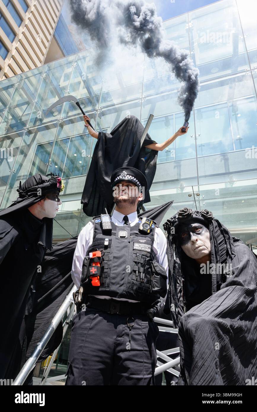 London, UK. 25 June, 2025. Members of the Oil Slickers activist mime ...