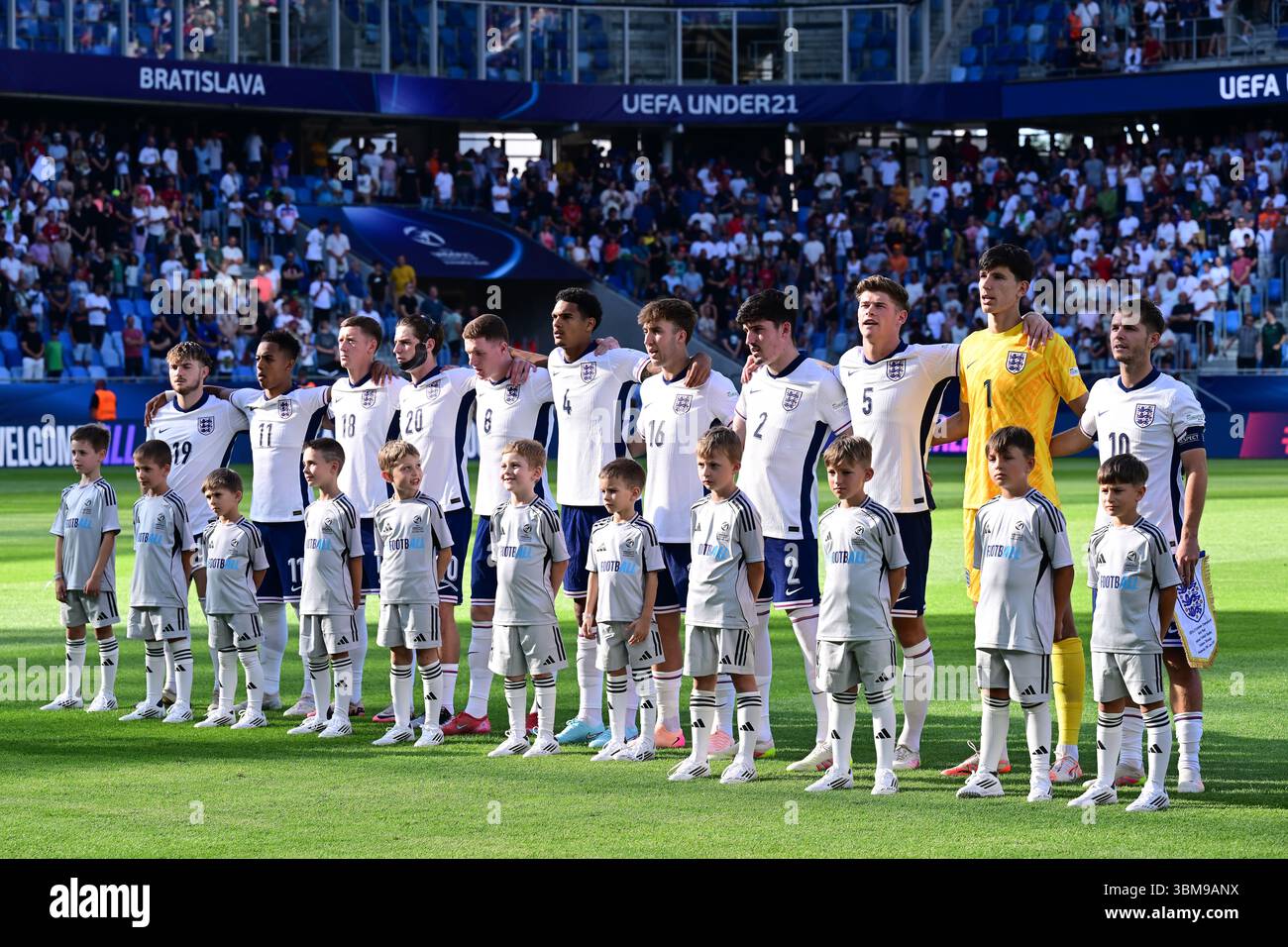 BRATISLAVA - (l-r) Harvey Elliot of England U21, Omari Hutchinson of ...