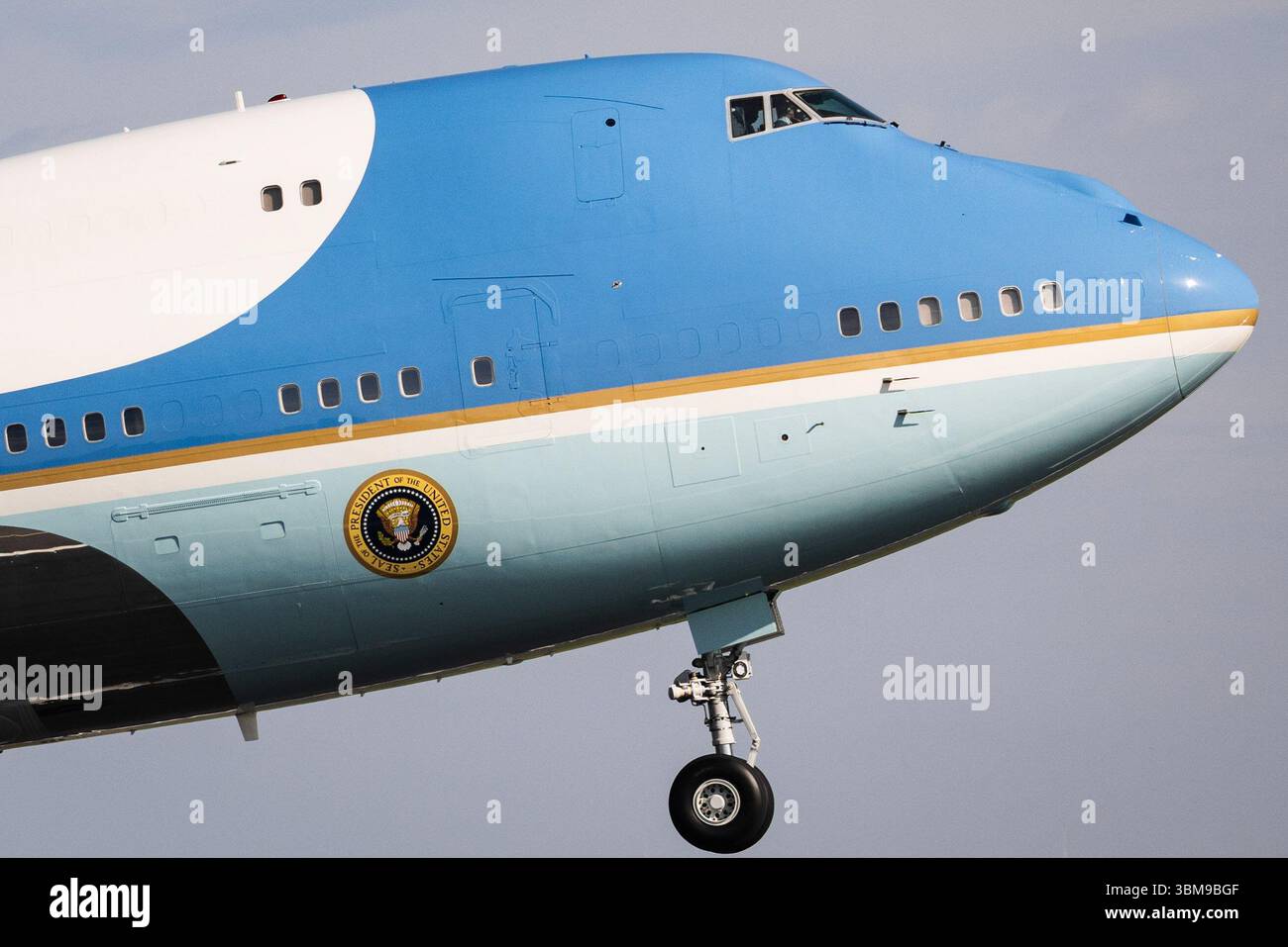 Donald trump side view hi-res stock photography and images - Alamy