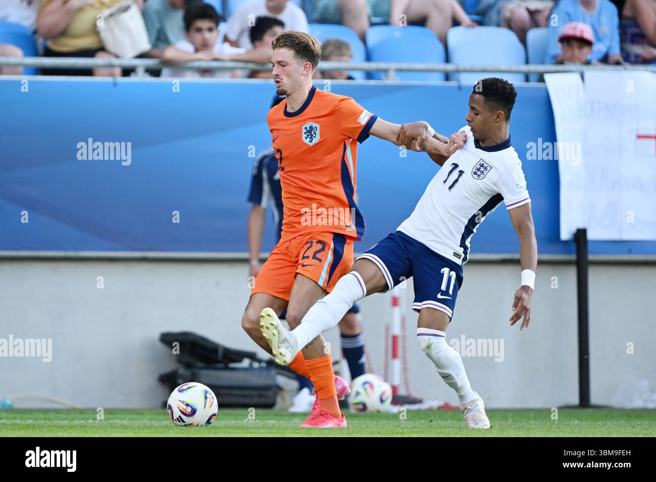 BRATISLAVA - (l-r) Luciano Valente of Holland U21, Omari Hutchinson of ...