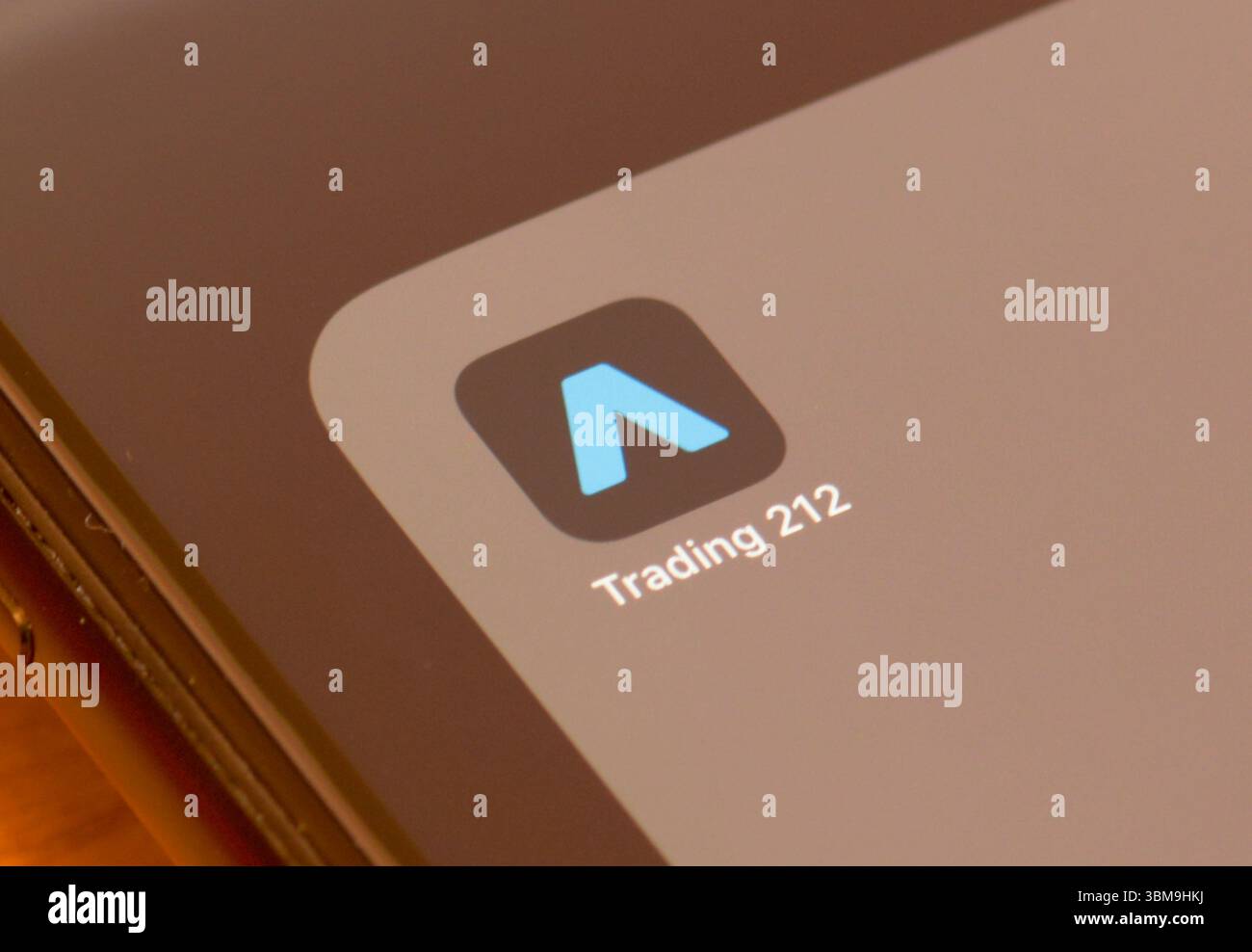Trading on smart phone hi-res stock photography and images - Alamy