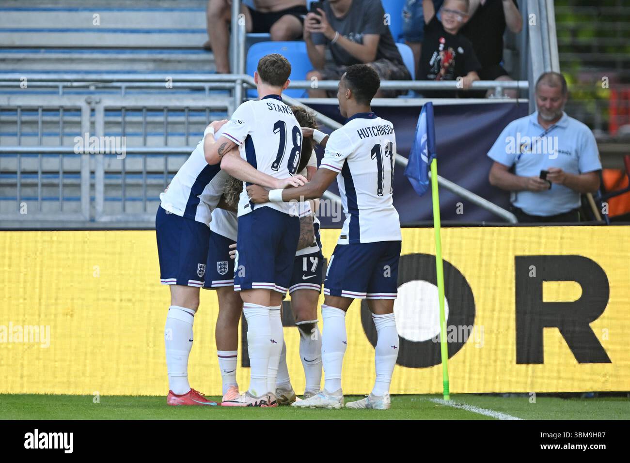 BRATISLAVA - (l-r) Harvey Elliot of England U21, Jay Stansfield of ...