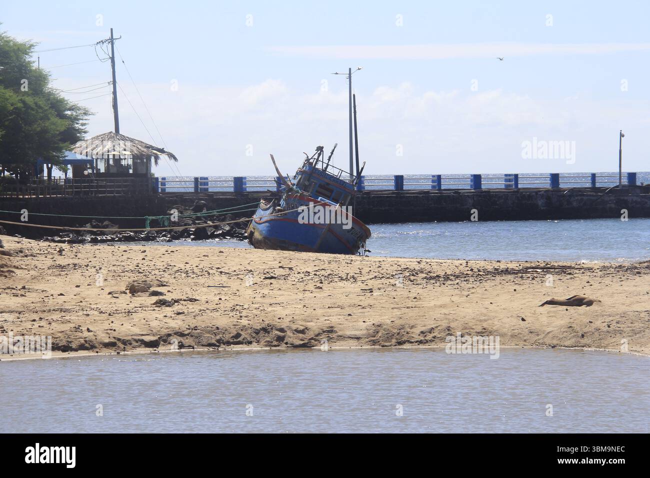 Barco atracado hi-res stock photography and images - Alamy
