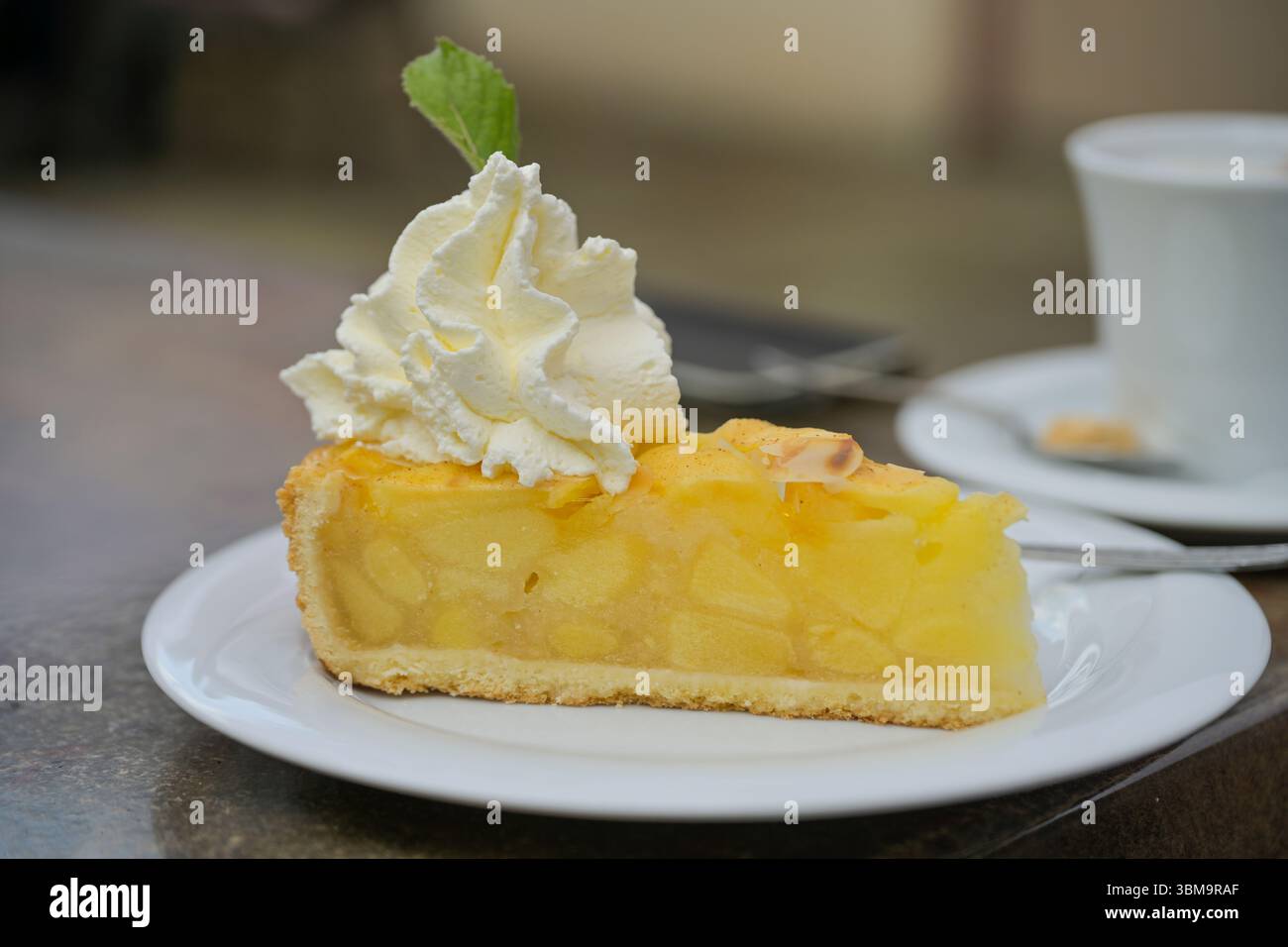 Sahne torte hi-res stock photography and images - Alamy