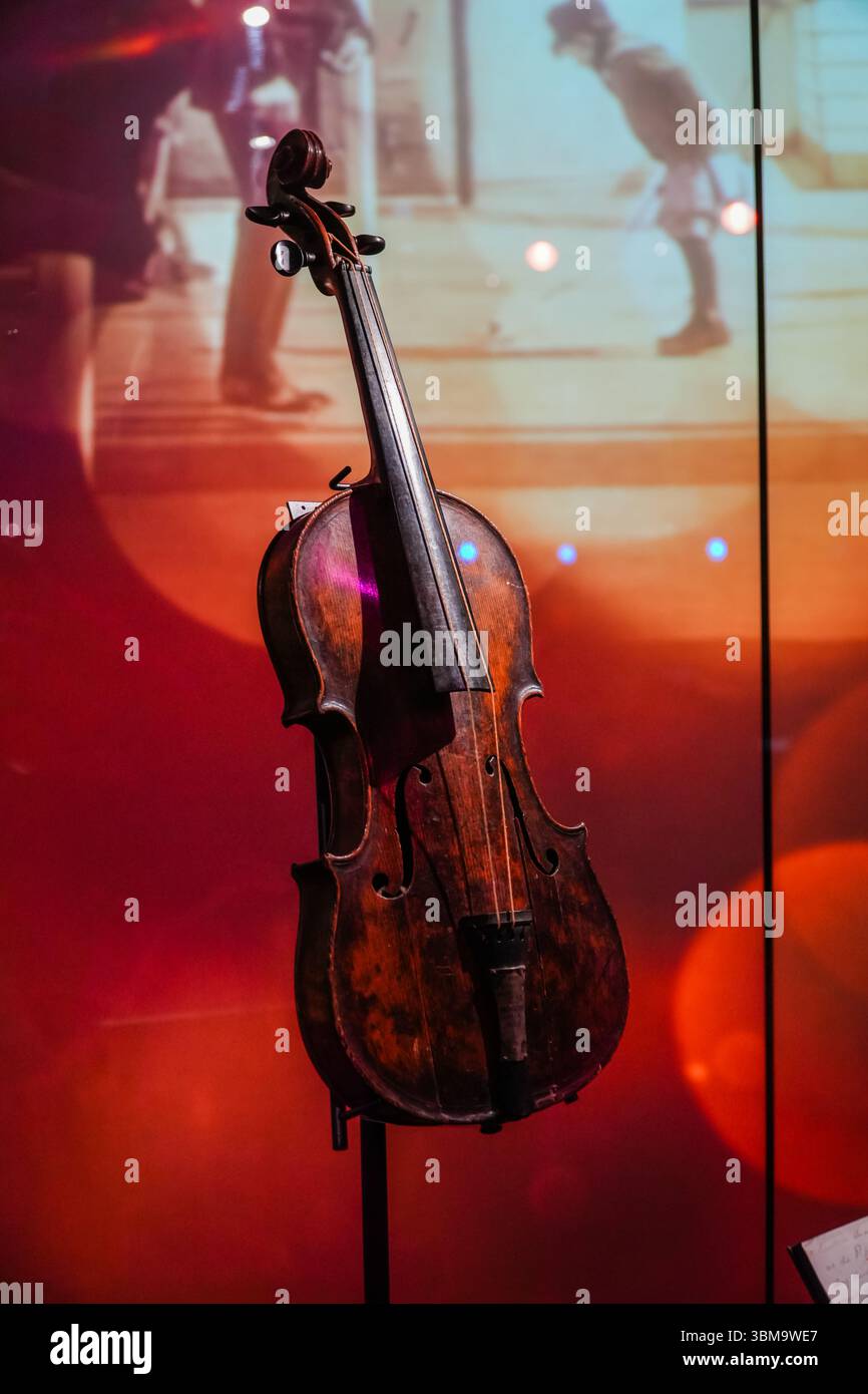 Violin of Wallace Hartley, bandmaster on board the RMS Titanic, likely ...