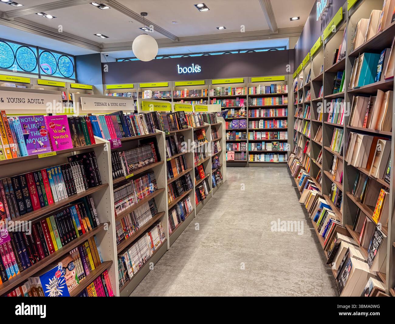 Bookshelves packed hi-res stock photography and images - Alamy