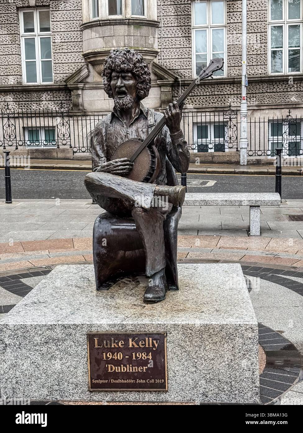 Luke Kelly statue in Dublin, Ireland. Bronze statue of the famous Irish ...