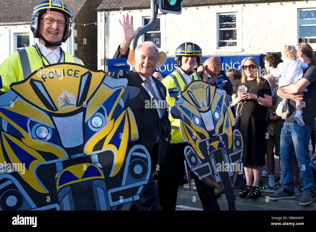 Galashiels, UK. 25th June, 2025. Fancy Dress Parade back along Bank ...