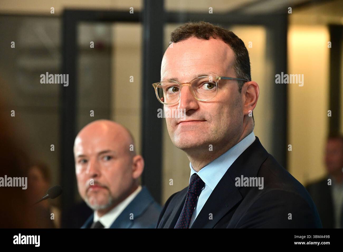 Rechts der Vorsitzende der CDU/CSU-Fraktion, Jens Spahn CDU, und sein ...