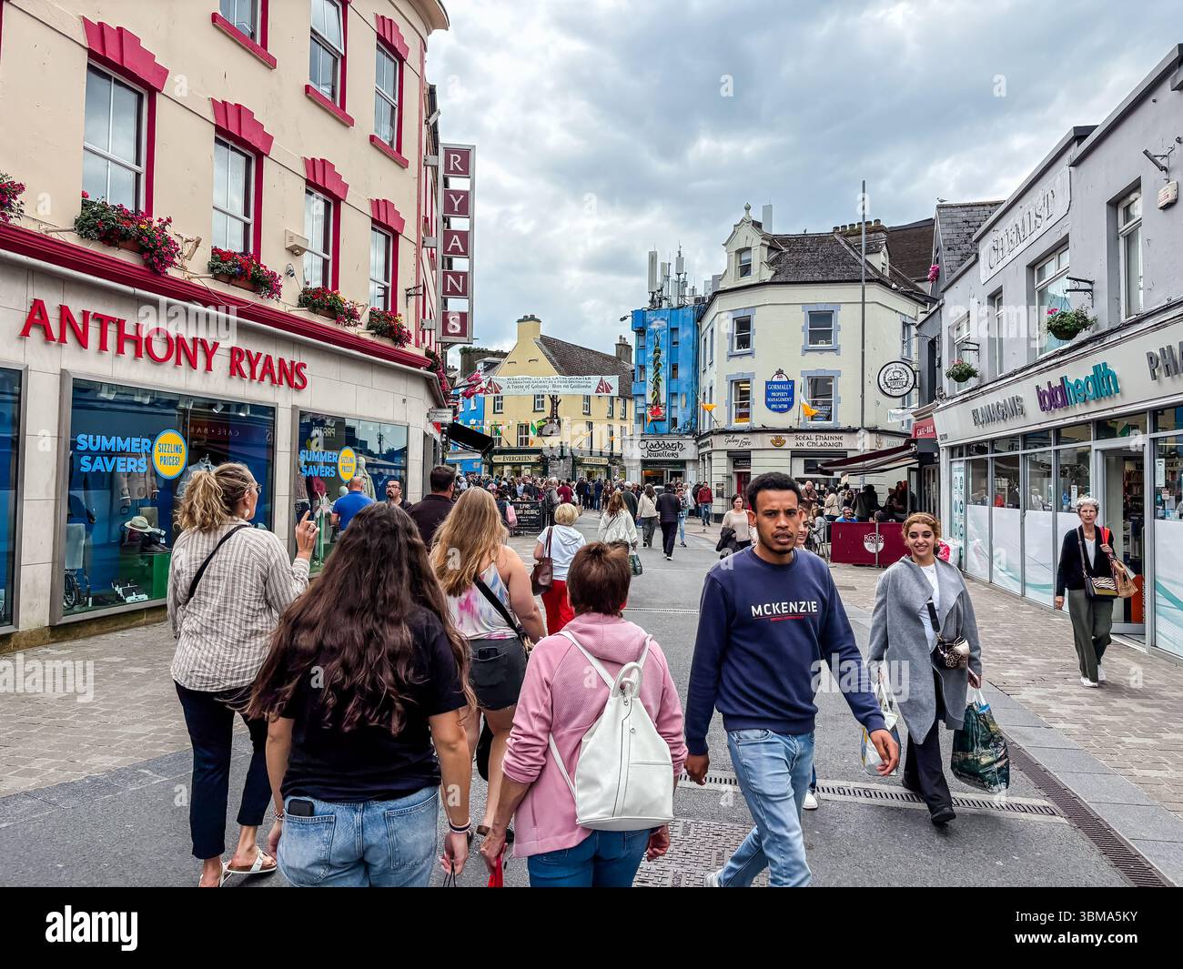 Street filled with people in ireland hi-res stock photography and ...