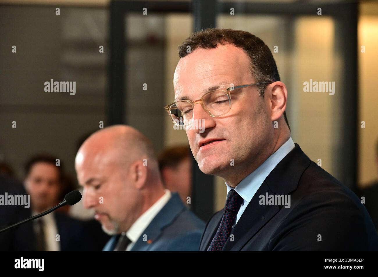 Rechts der Vorsitzende der CDU/CSU-Fraktion, Jens Spahn CDU, und sein ...