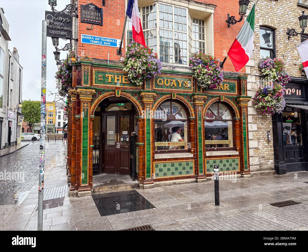 The Quays Bar, Dublin, Ireland. Iconic pub in the Temple Bar area with ...