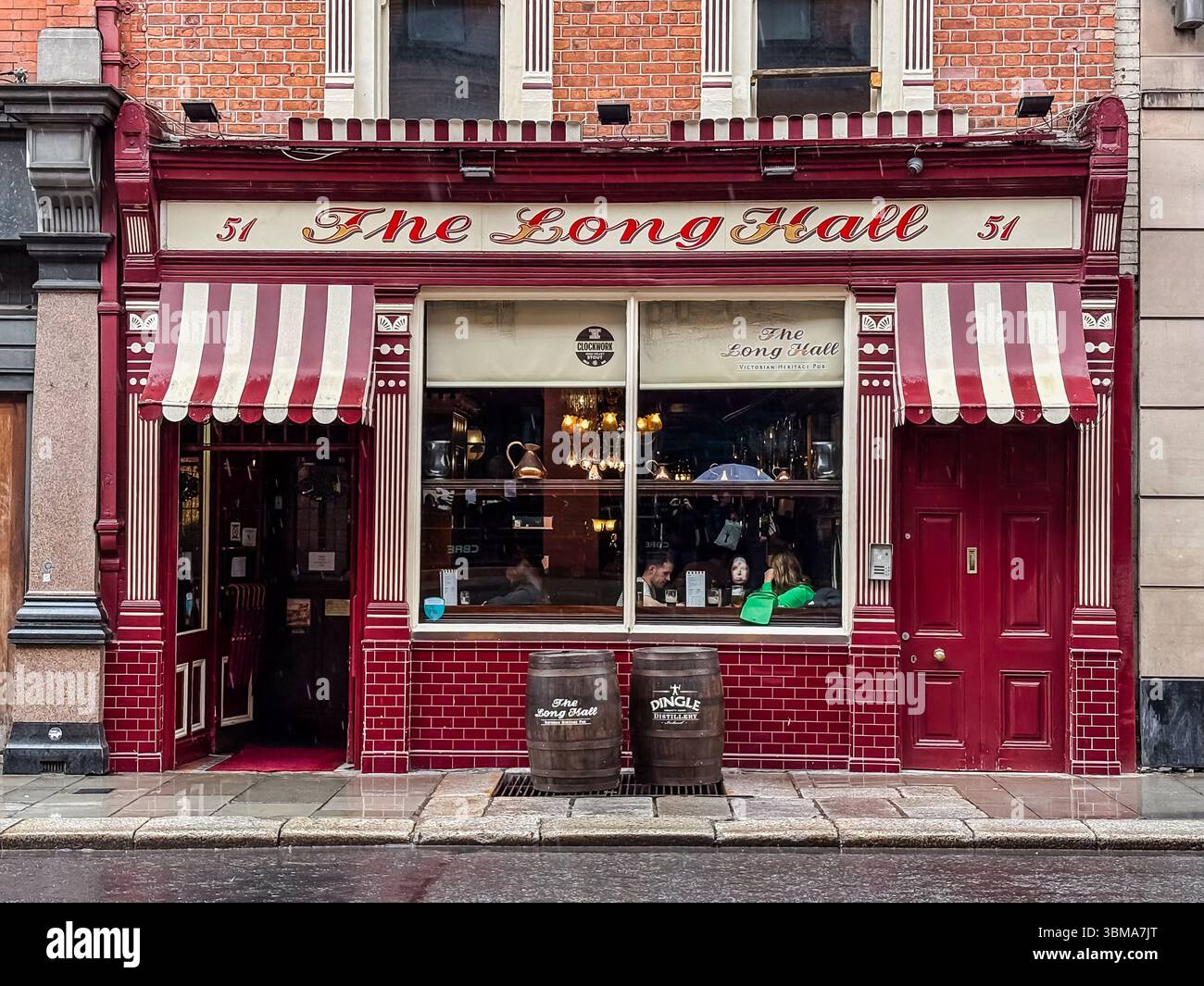 Traditional irish pub interior hi-res stock photography and images - Alamy